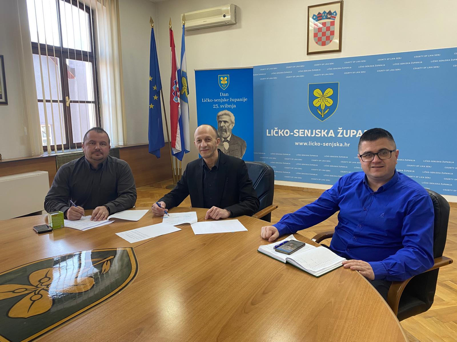 Ličko-senjska županija i Općina Udbina dogovorile uređenje igrališta ...