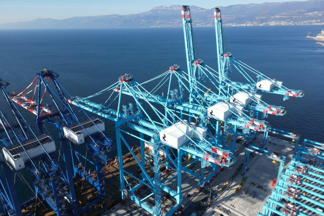 Na terminalu Rijeka Gateway iskrcana i posljednja golema dizalica ...