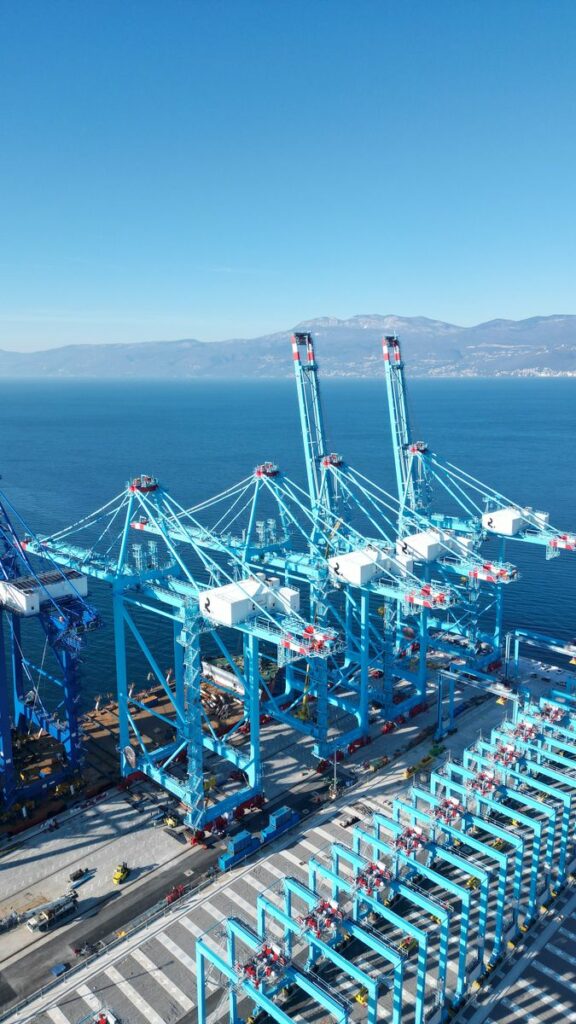 Na terminalu Rijeka Gateway iskrcana i posljednja golema dizalica ...