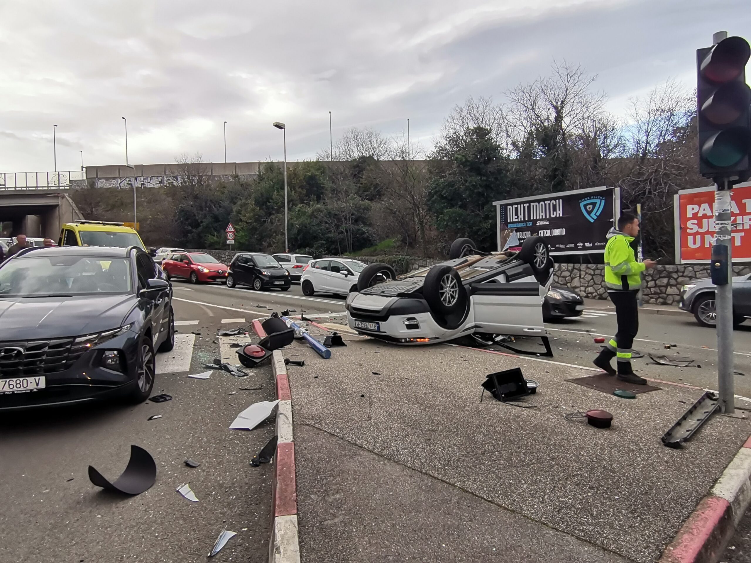 FOTO Teška prometna nesreća u blizini rotora Rujevica, automobil se ...