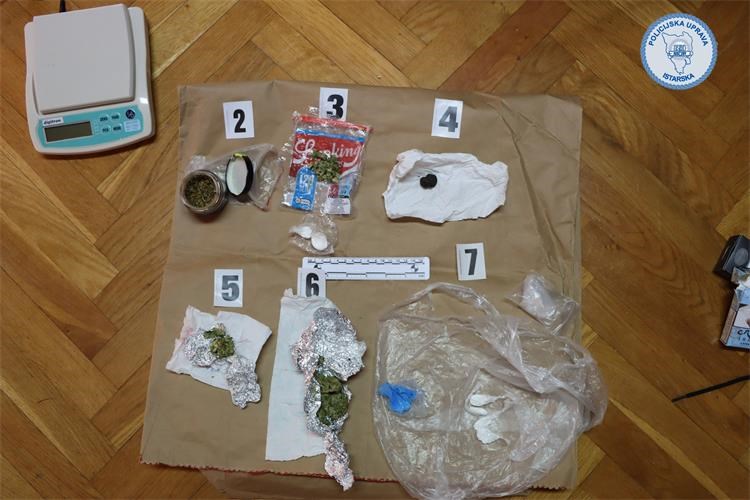 Vozio pod utjecajem alkohola, a onda još odbacio i vrećicu s više vrsta ...