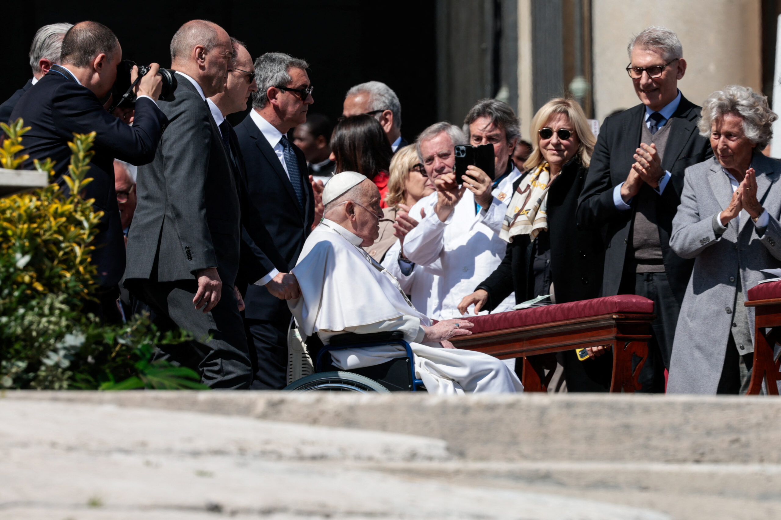 Papa Franjo se danas prvi put pojavio u javnosti otkako je otpušten iz bolnice - Novi list