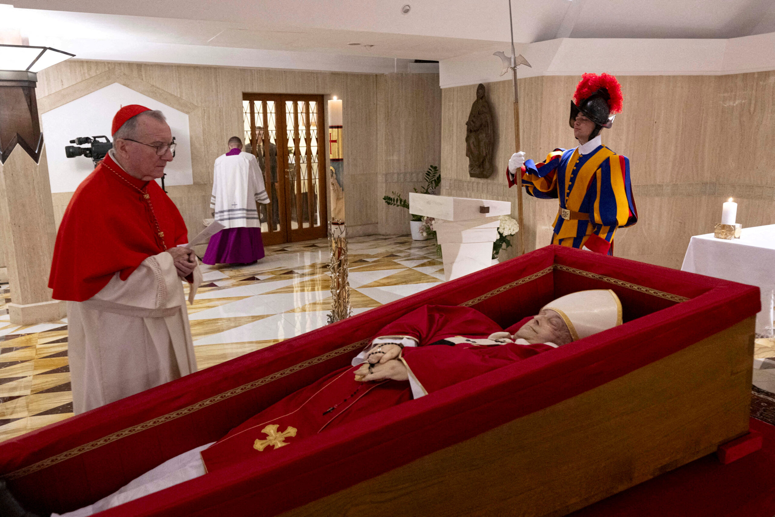 FOTO Objavljene prve fotografije tijela pape Franje u lijesu, sprovod ...