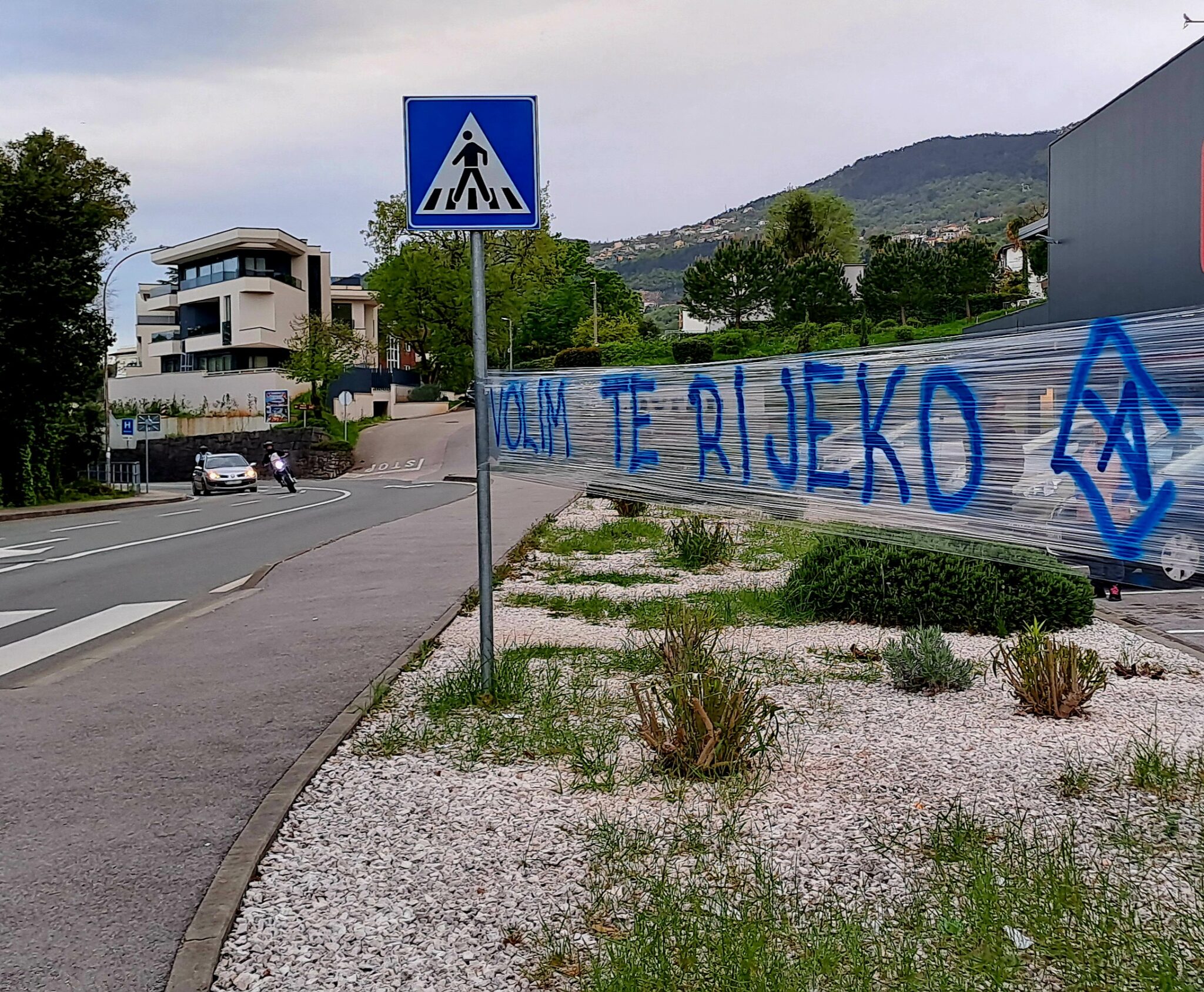 FOTO Uvertira u večerašnju utakmicu u Puli. Armada na Liburnijskoj cesti ostavila poruke podrške ...