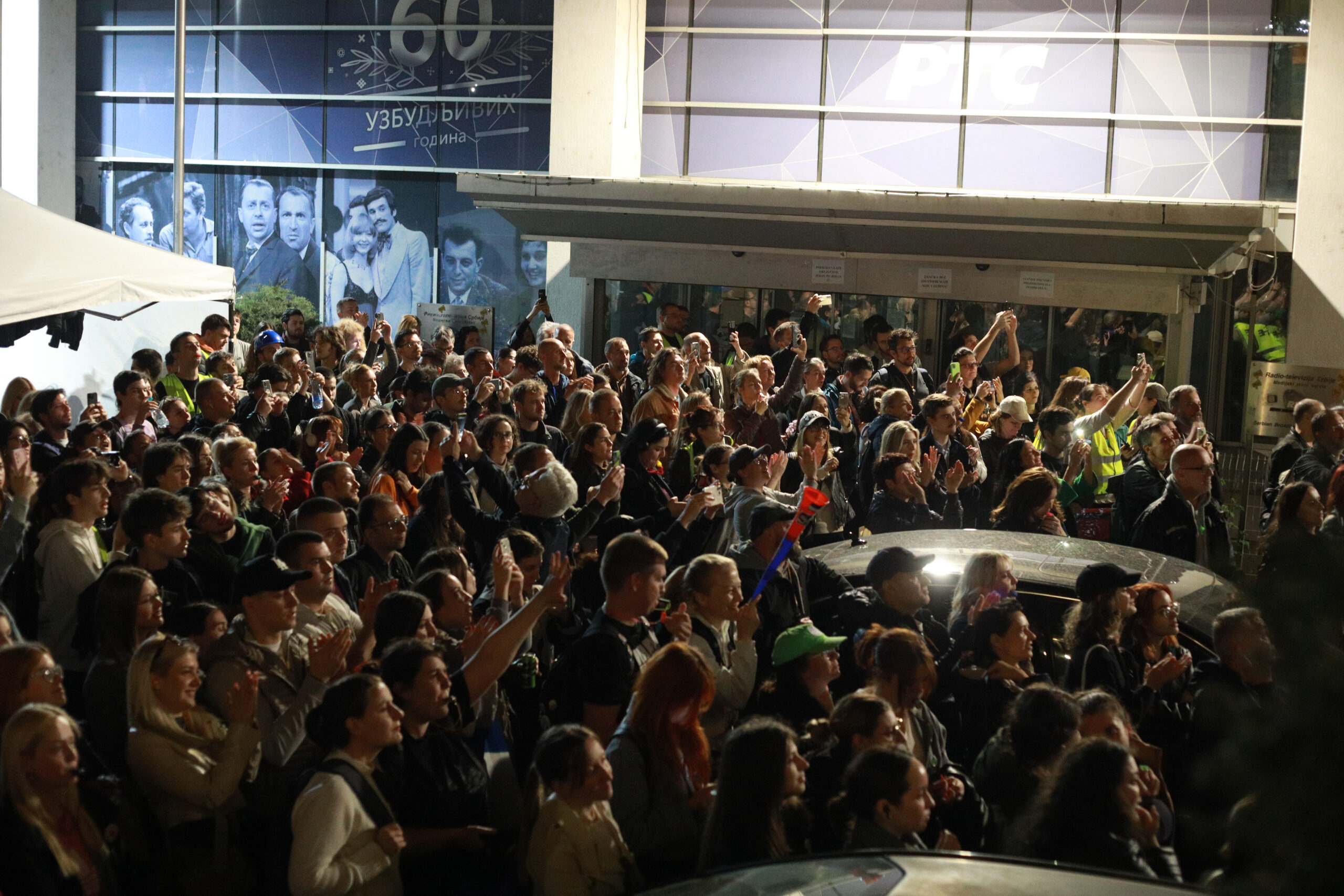 Studentska blokada RTS-a ušla u četvrti dan, državna TV umjesto jutarnjeg programa "vrti ...