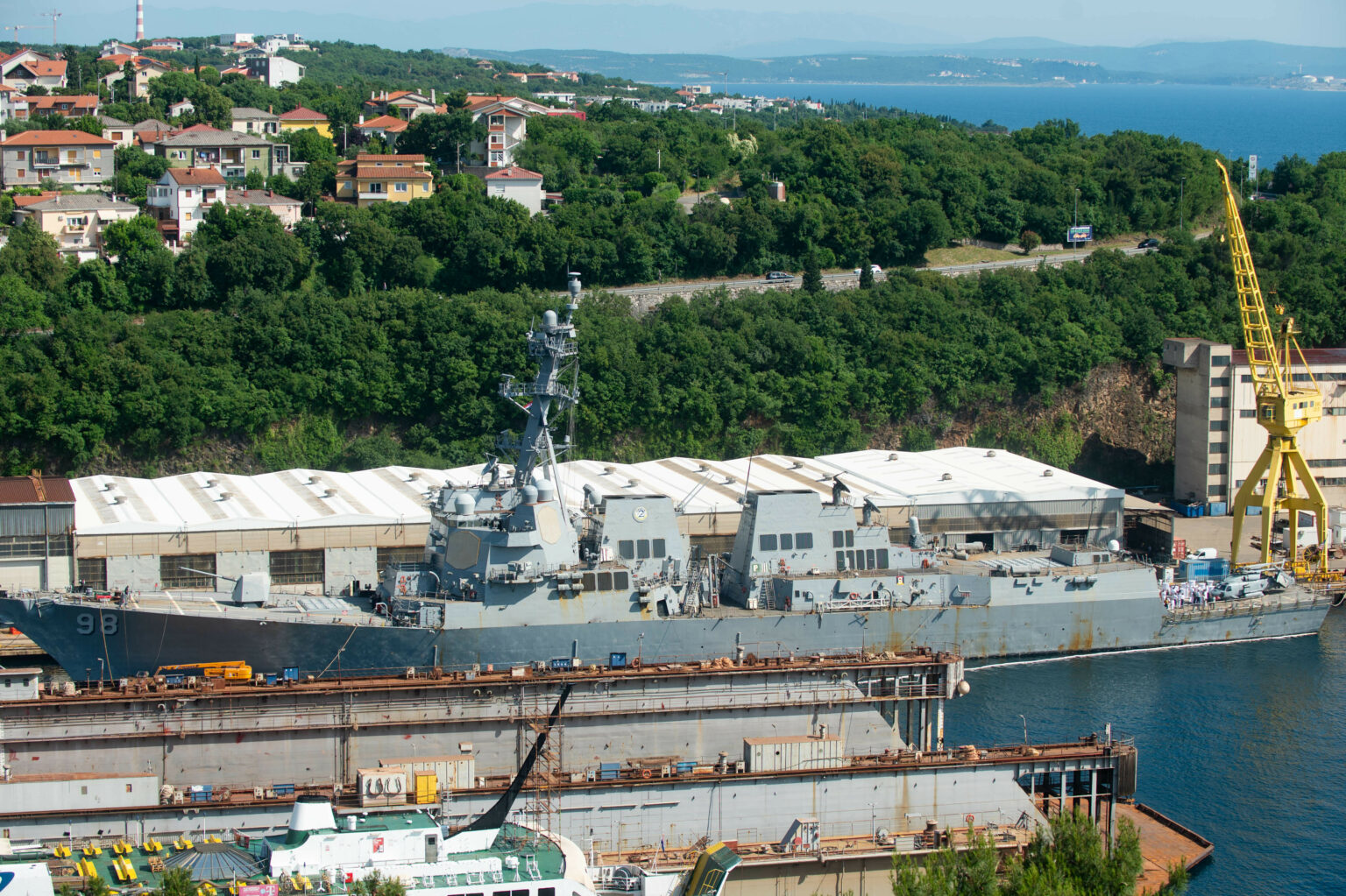 Američki razarač "Forrest Sherman" uplovio na servis u brodogradilište ...