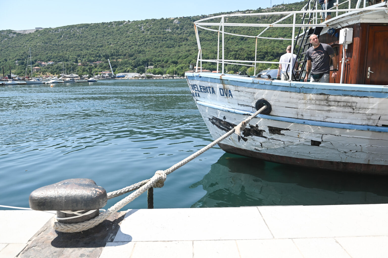 »Vila Velebita Dva« otplovila u povijest, školski brod otegljen u ...