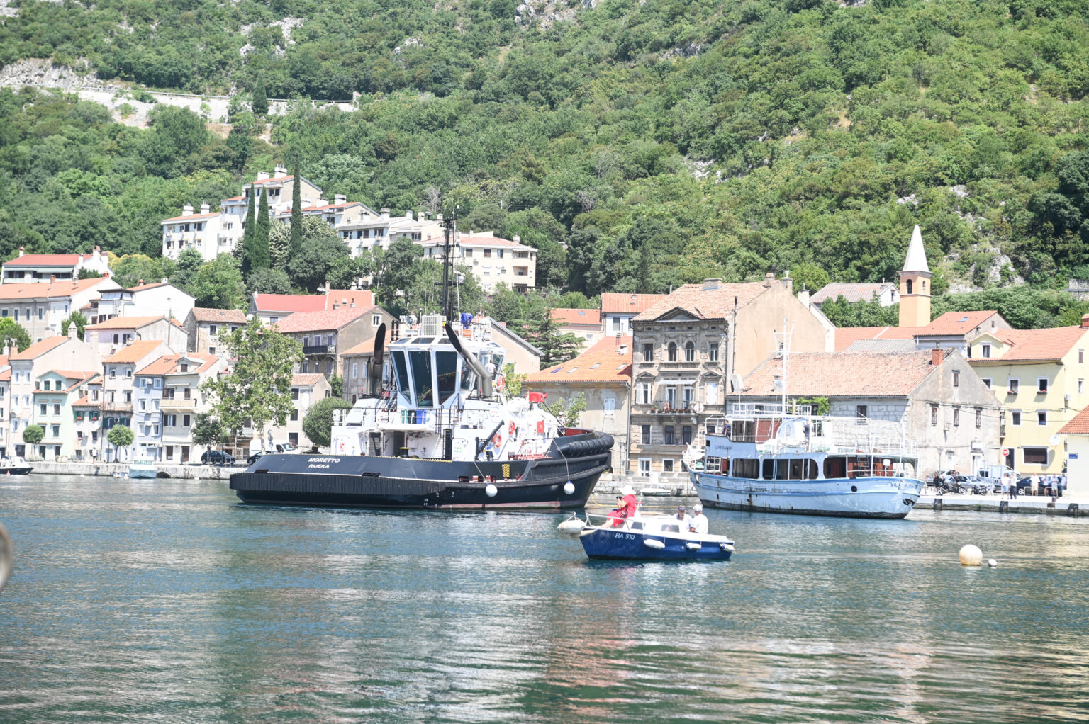 »Vila Velebita Dva« otplovila u povijest, školski brod otegljen u ...