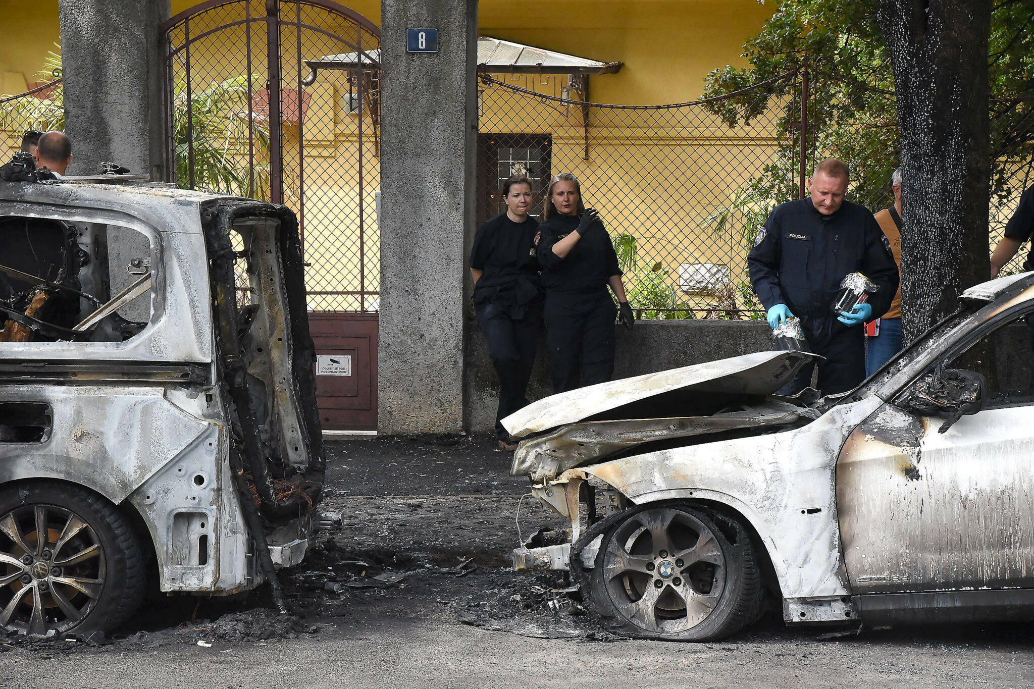 FOTO Požar u Rijeci! Vatra progutala dva automobila na Bulevardu - Novi list