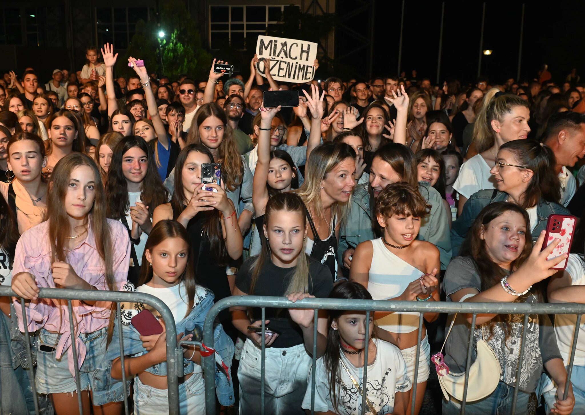 Koncert u Kostreni: rasplesana noć uz bračnu ponudu za Miach - Novi list