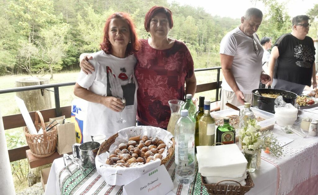 Cijeli Lisac mirisao na stare klanjske delicije. Posjetili smo smotru ...