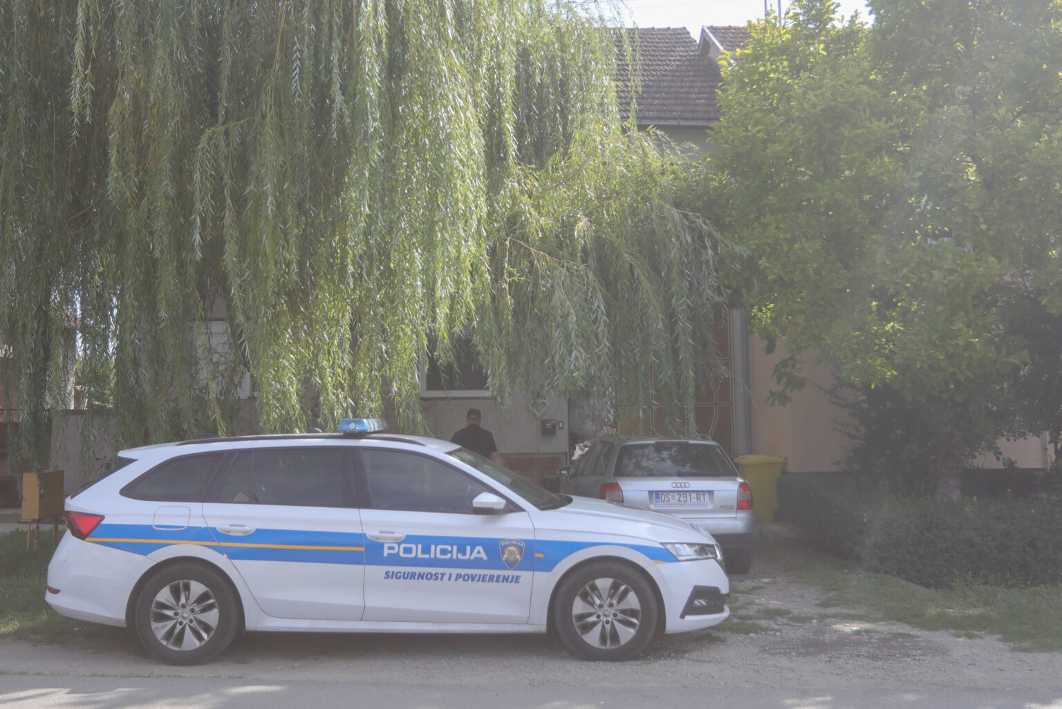 VIDEO U septičkoj jami pronađeno tijelo žene. Policija dovela njenog supruga u lisicama - Novi list