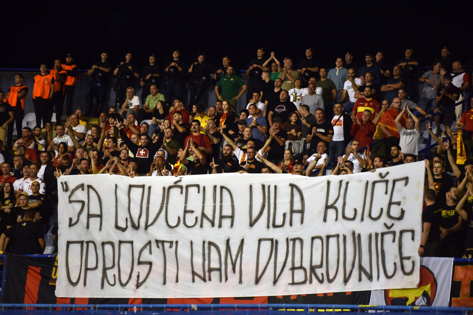 Pogledajte transparent crnogorskih navijača u Zagrebu - Novi list