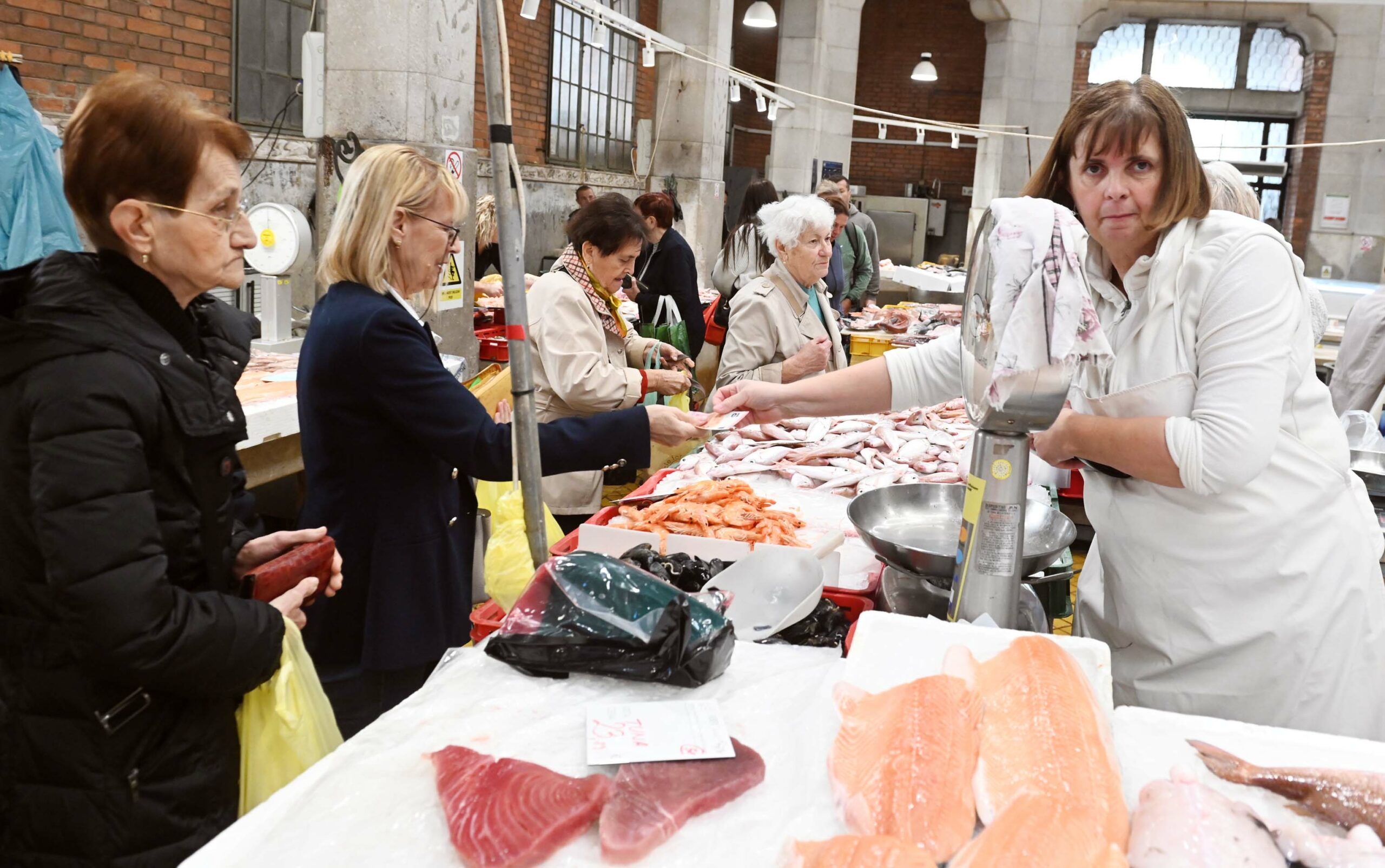 Što nudi riječka placa: Plave ribe je malo, stigli prvi maruni ...