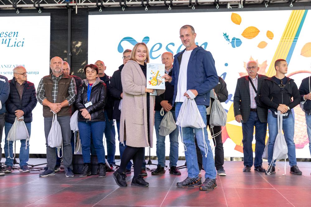 Jesen u Lici: Dodijeljena priznanja najboljim ličkim proizvođačima meda ...
