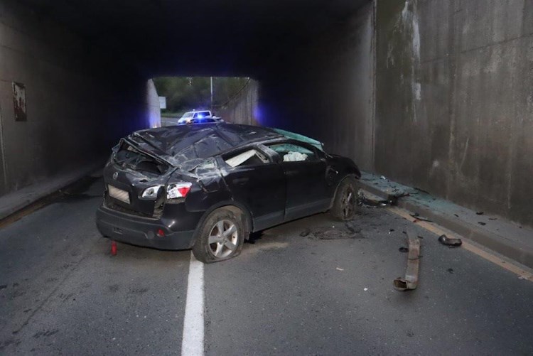 Autom naletjela na metalni nosač prometnog znaka i ploču za označavanje ...