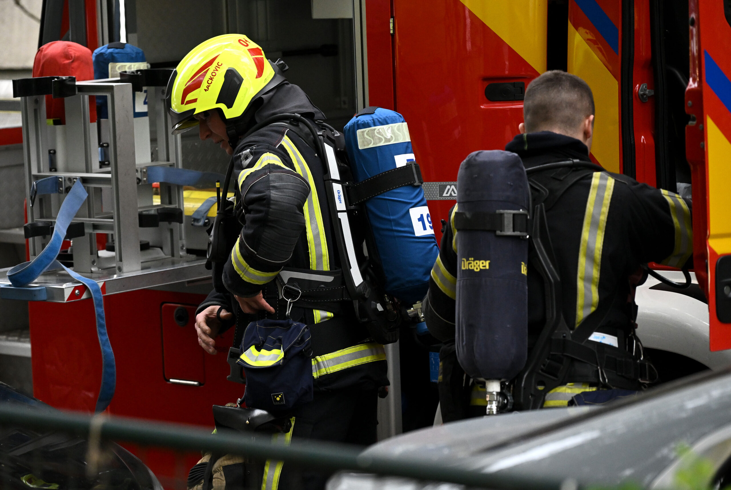 Vatrogasci i policajci spasili muškarca iz požara u stanu - Novi list