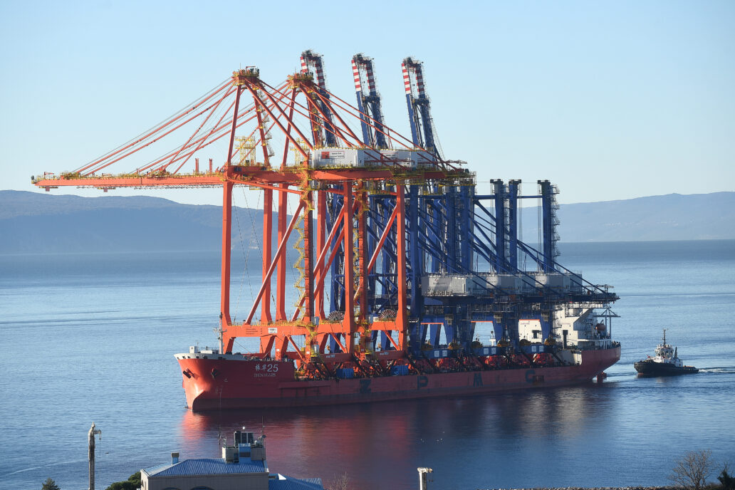 U Rijeku jutros stigao brod s dvije nove kontejnerske dizalice. Dva je ...