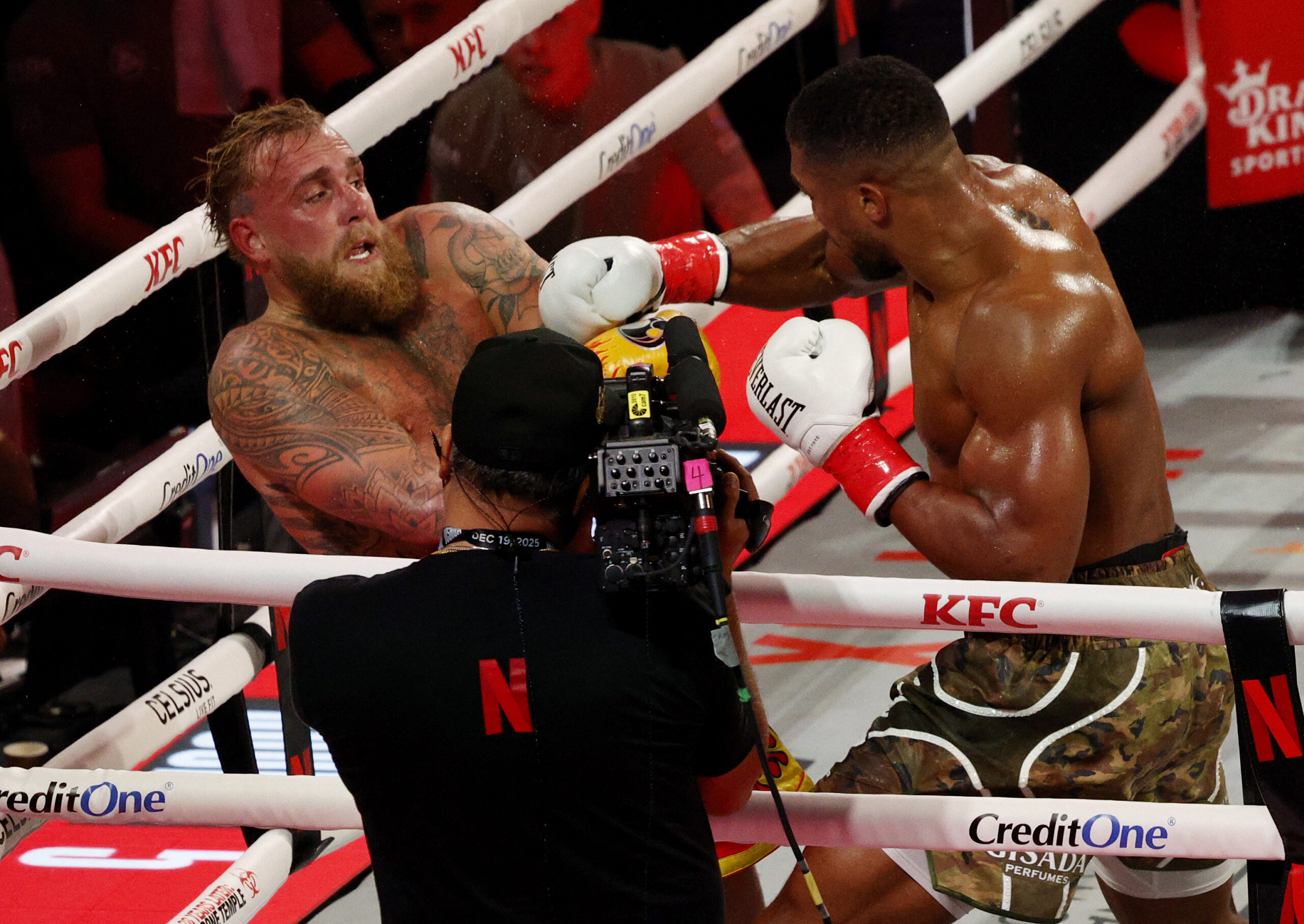 Anthony Joshua slavio nokautom u šestoj rundi. Jake Paul se ludo ...