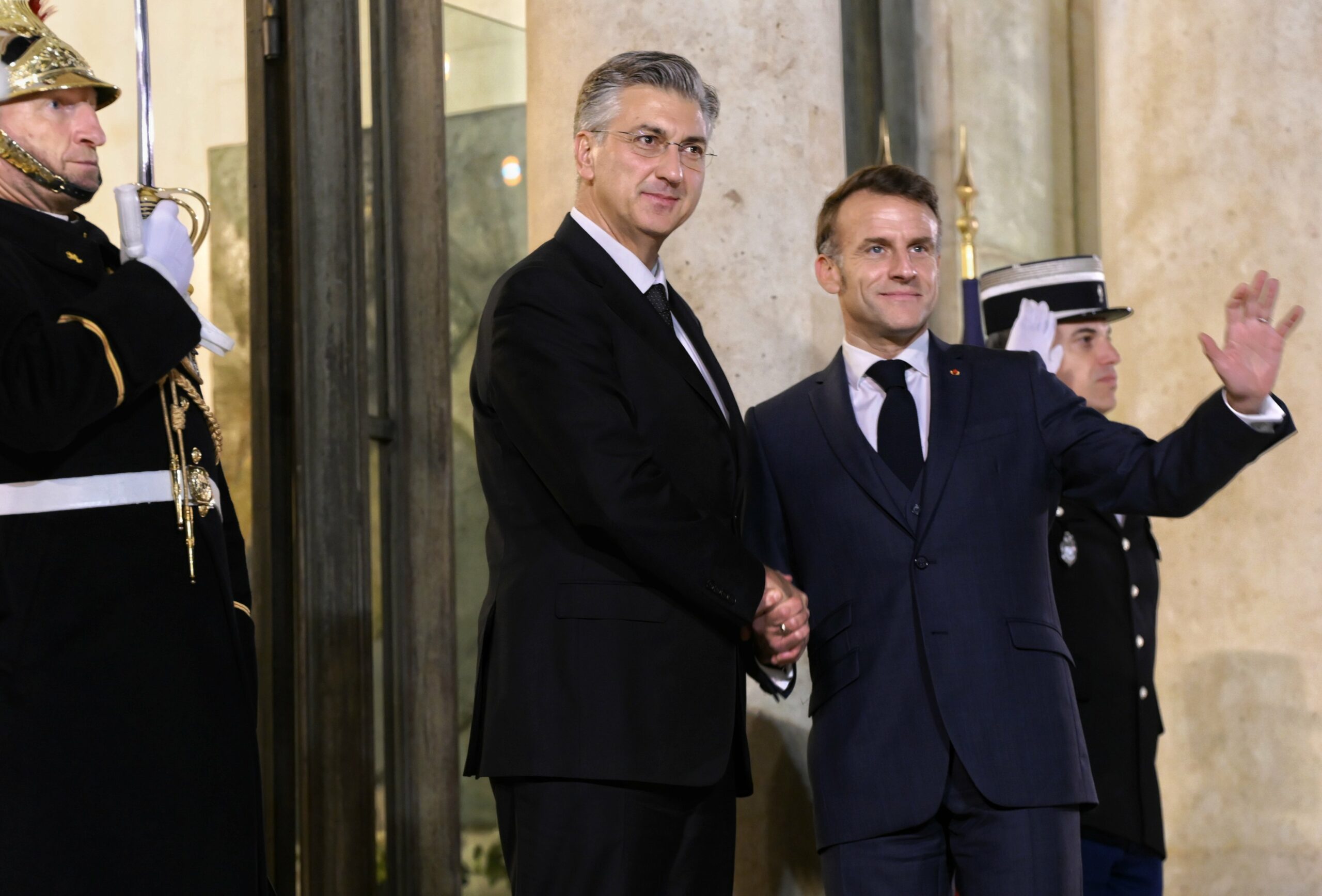 Plenković s Macronom u Parizu ugovorio kupovinu haubica i modernizaciju ...