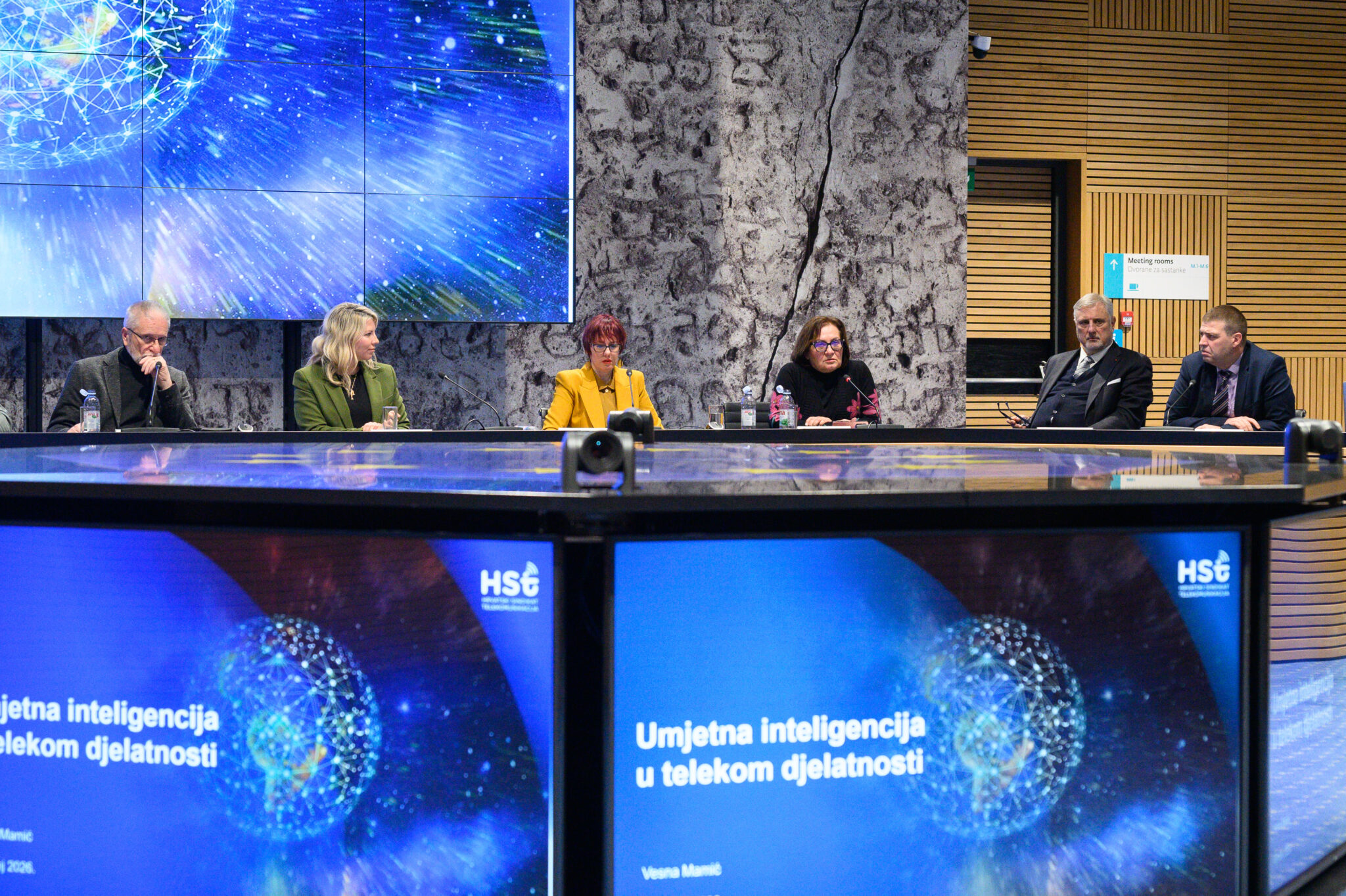 "Čovjek je uvijek iznad stroja": Održan okrugli stol o umjetnoj ...