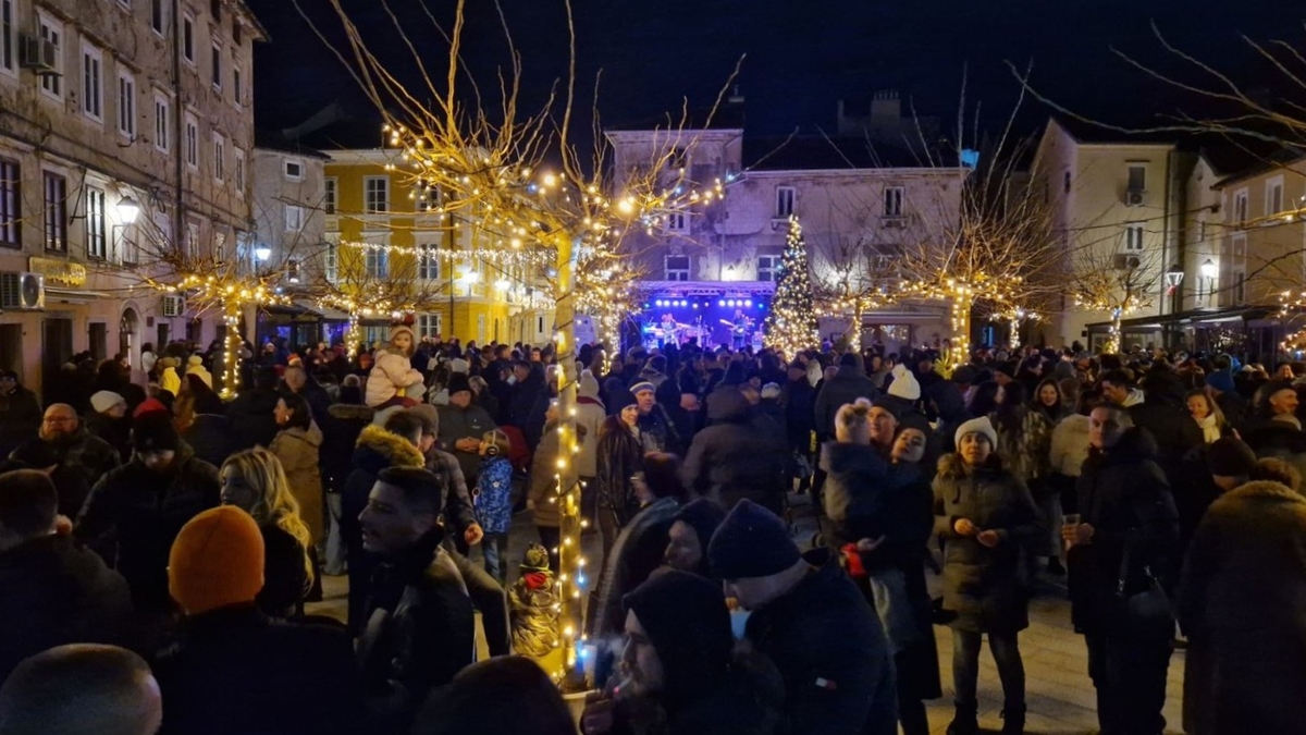Raspjevan i rasplesan doček Nove godine u Senju - Novi list