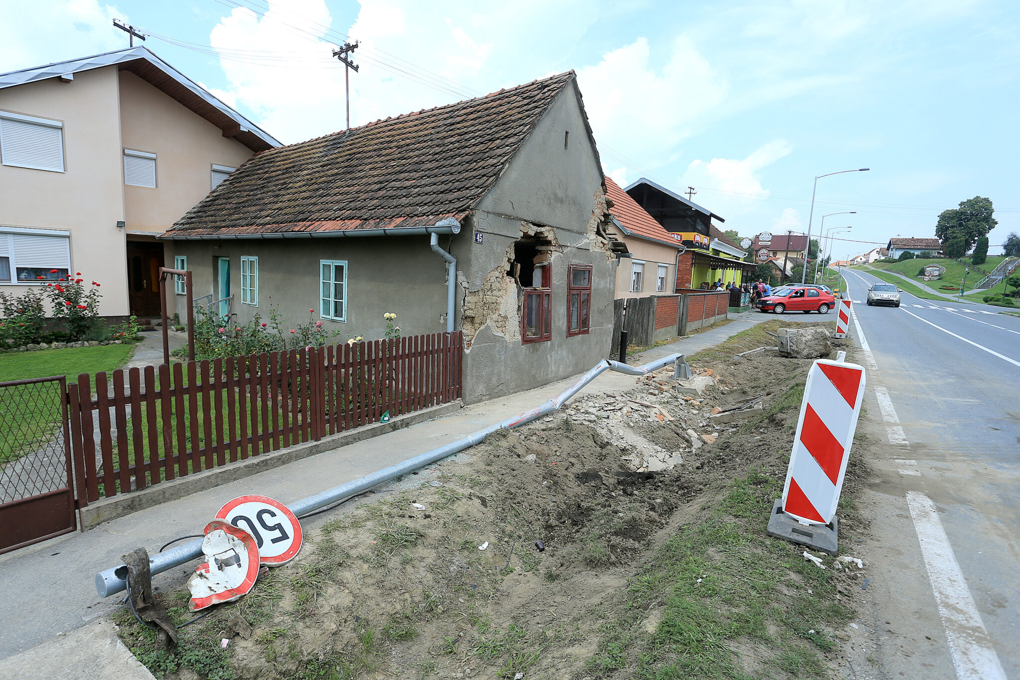 Pijan autom sletio s kolnika, pomeo stablo i rasvjetni stup a potom se ...