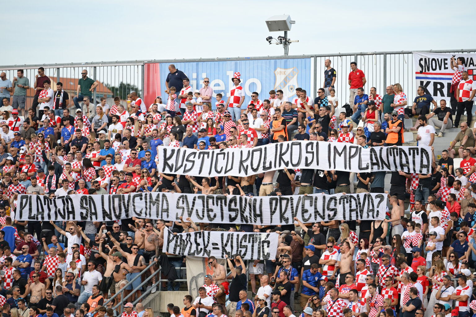 FOTO Rujevičke lože pune su poznatih lica, navijačke skupine poslale ...